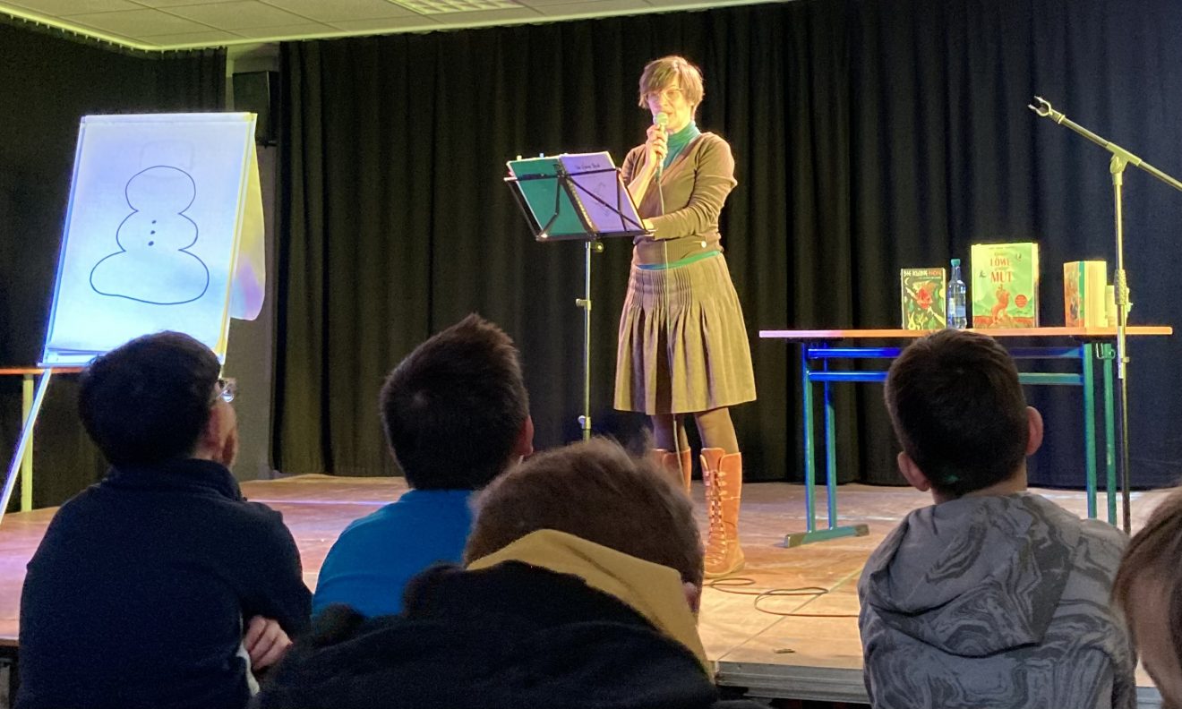 Lesung „Der kleinen Hexe“ von Otfried Preußler für unsere Fünftklässler ...